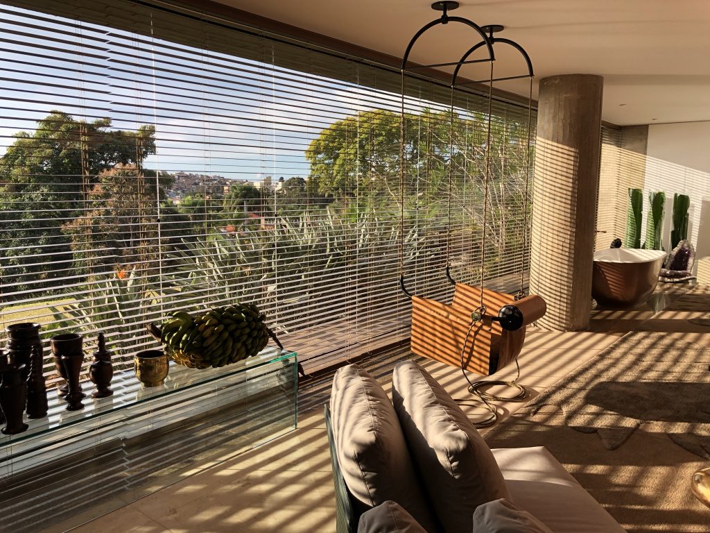 Quais são os tipos de fechamento de varanda? | Trilho Suisso