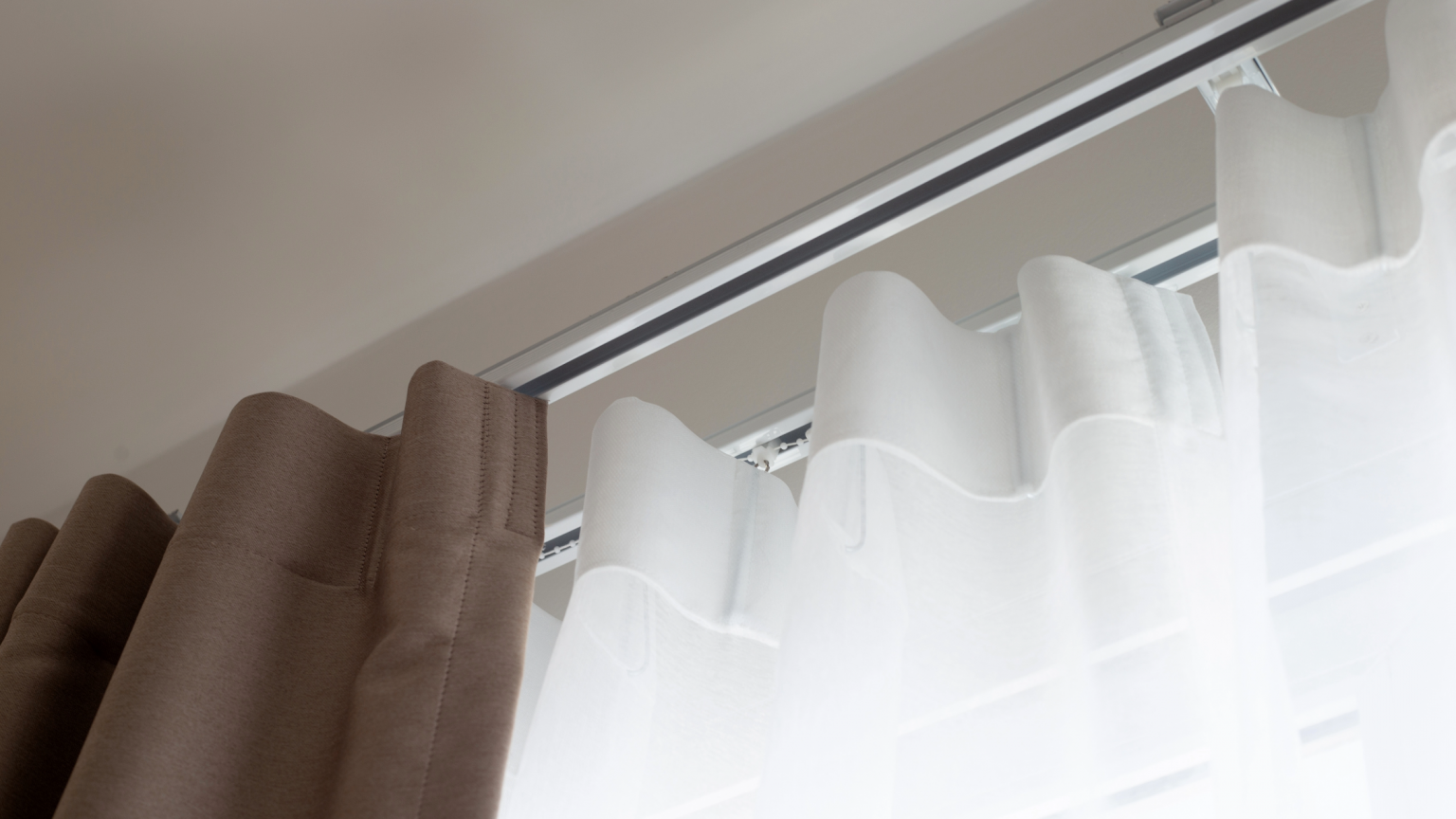 Trilho para cortina: 4 dicas para escolher corretamente | Trilho Suisso