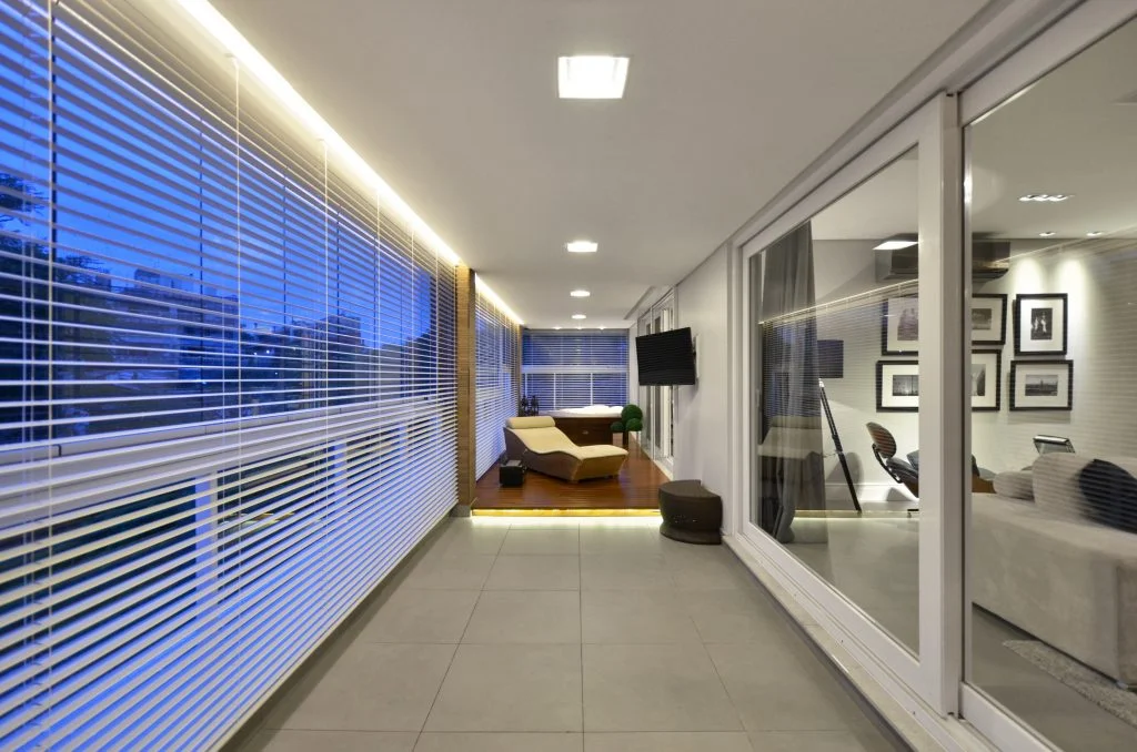 Quais são os tipos de fechamento de varanda? | Trilho Suisso