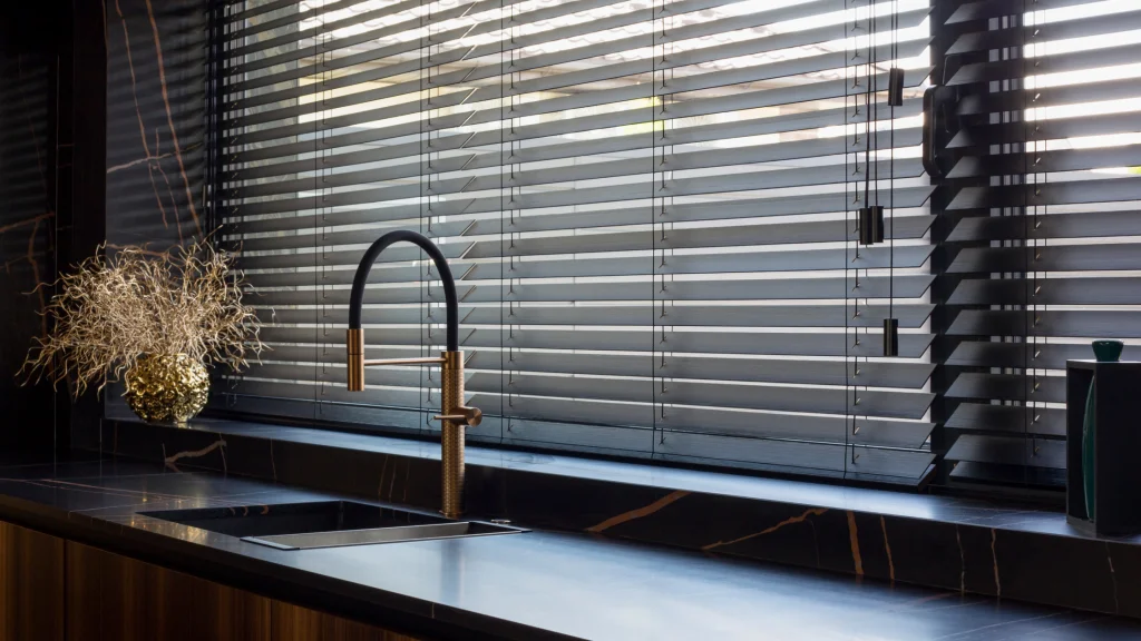 Qual a melhor persiana para cozinha? | Trilho Suisso
