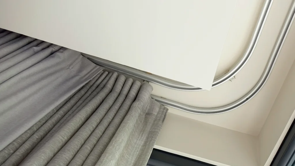 Trilho motorizado para cortina é tendência: conheça os benefícios